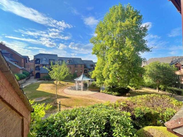2 bed flat for sale