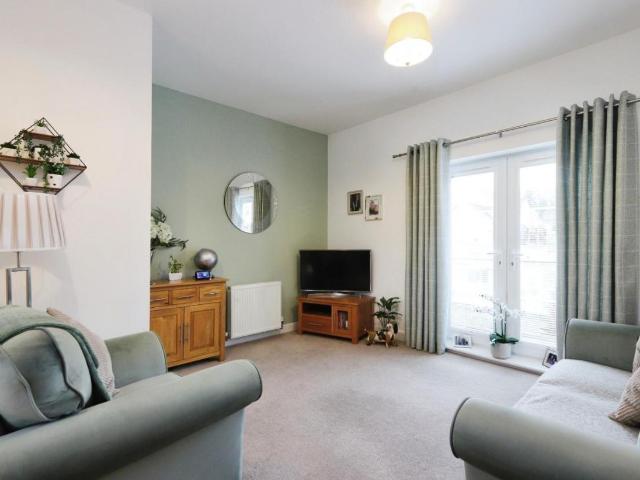 2 bed flat for sale