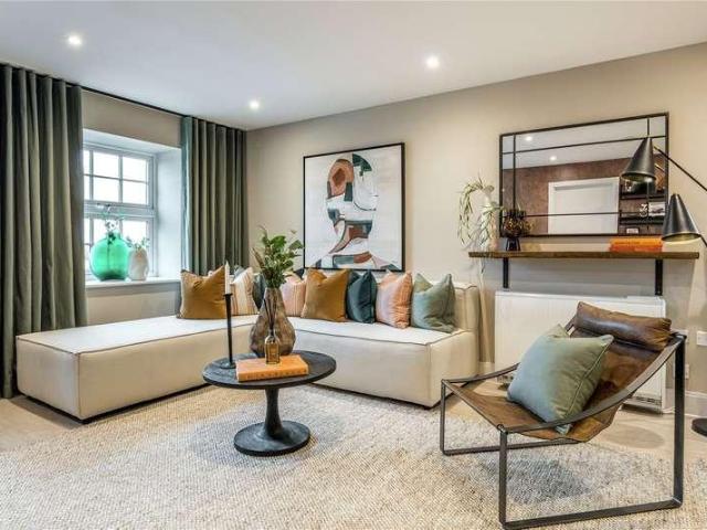 2 bed flat for sale