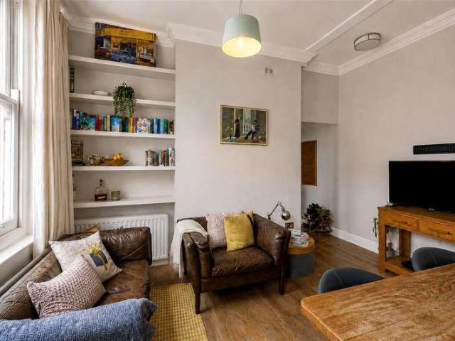 2 bed flat for sale