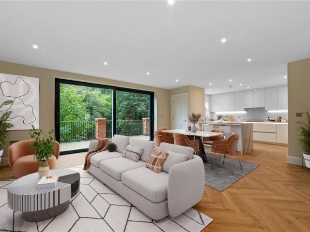 2 bed flat for sale
