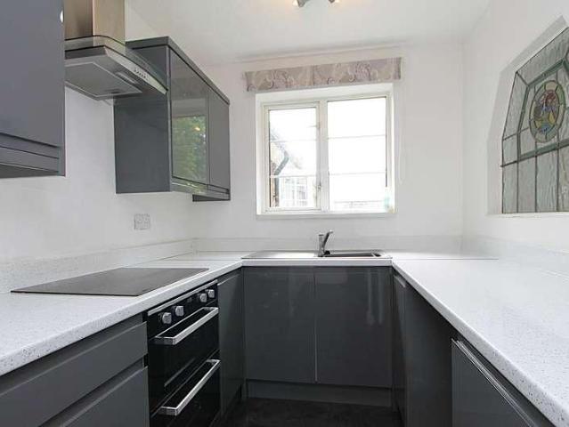 2 bed flat for sale