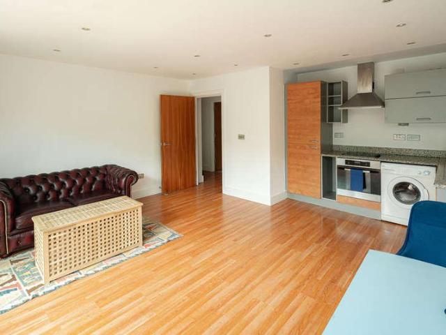 2 bed flat for sale