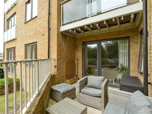2 bed flat for sale