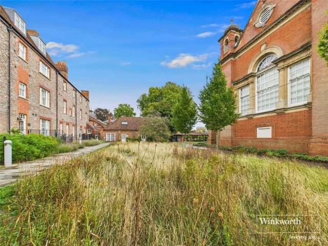 2 bed flat for sale