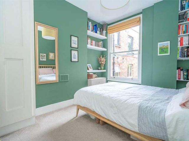 2 bed flat for sale