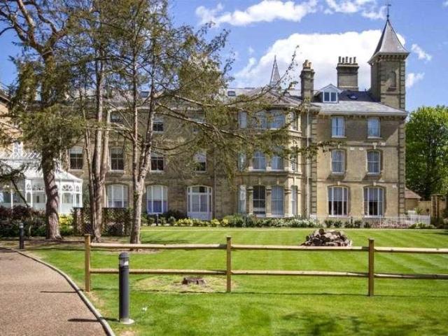2 bed flat for sale