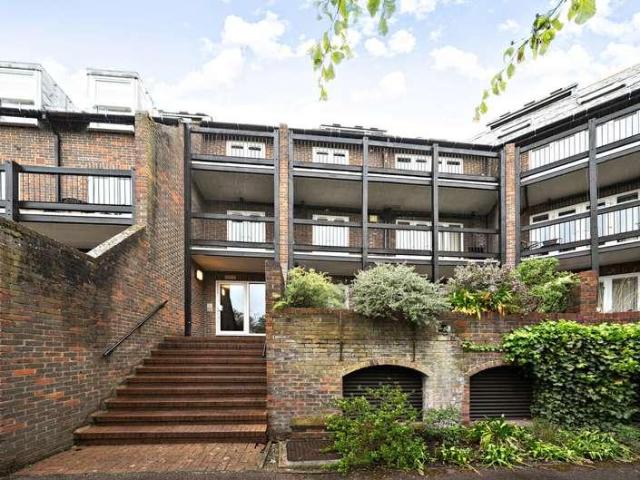 2 bed flat for sale