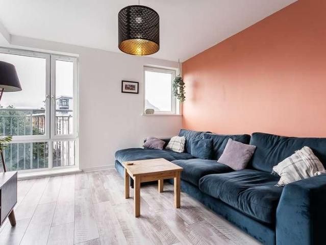 2 bed flat for sale