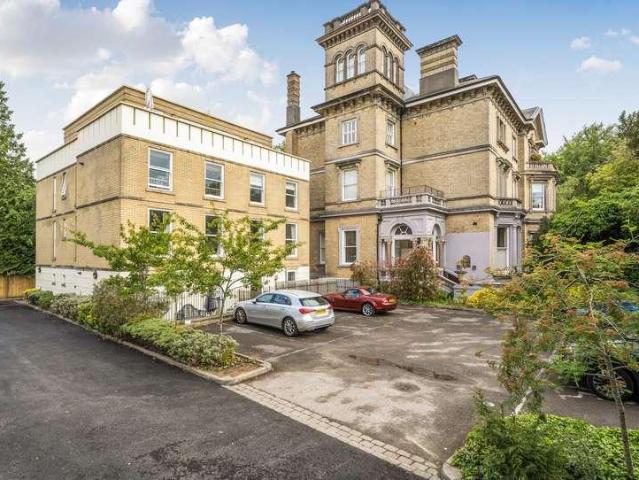 2 bed flat for sale