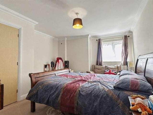 2 bed flat for sale
