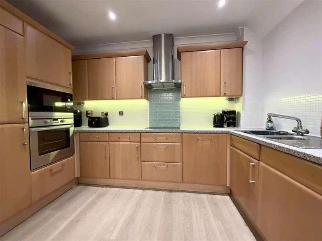 2 bed flat for sale