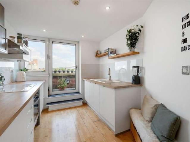 2 bed flat for sale