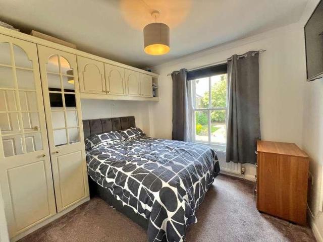 2 bed flat for sale
