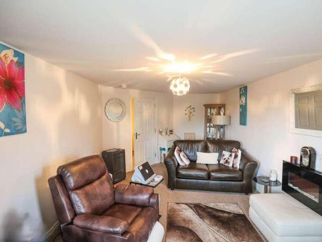 2 bed flat for sale