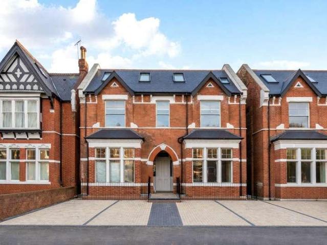 2 bed flat for sale