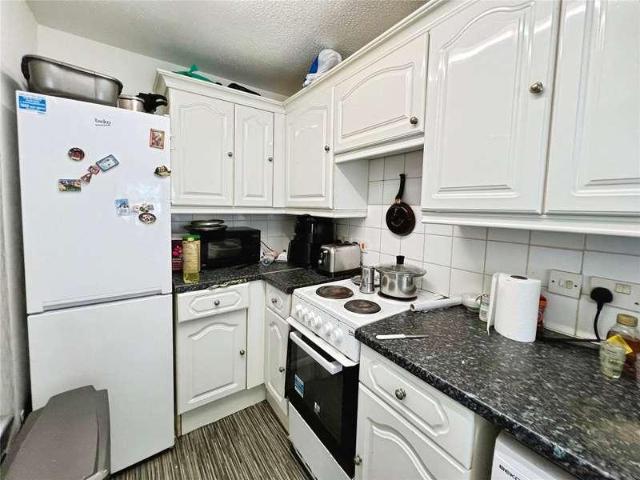 2 bed flat for sale