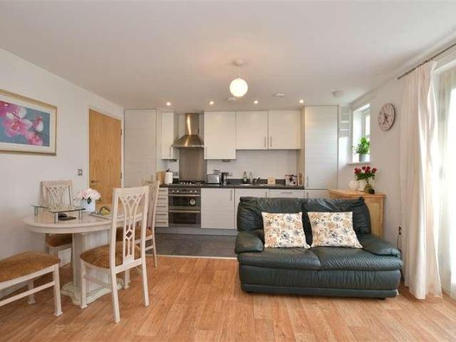 2 bed flat for sale
