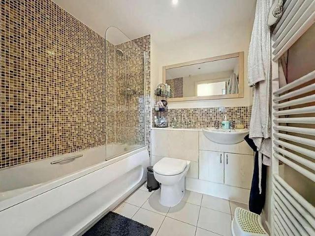 2 bed flat for sale