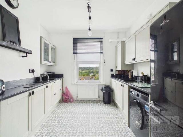 2 bed flat for sale