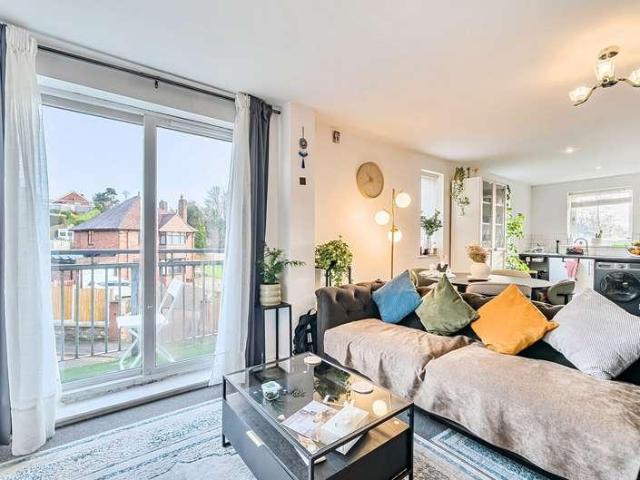 2 bed flat for sale