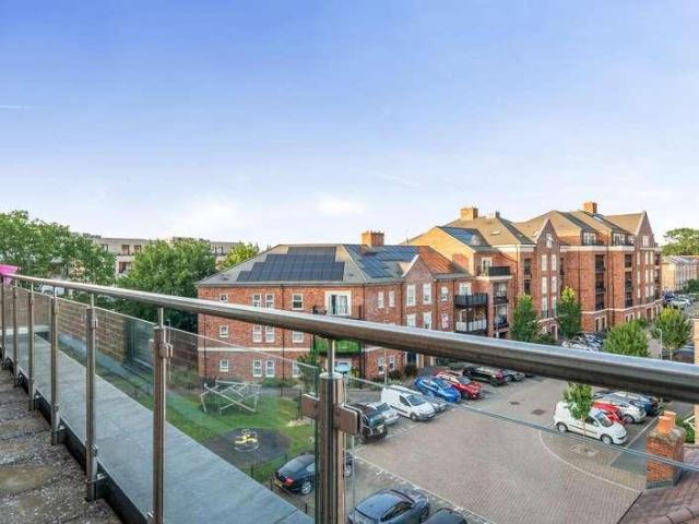2 bed flat for sale