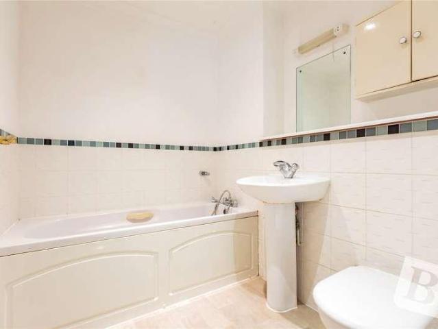 2 bed flat for sale