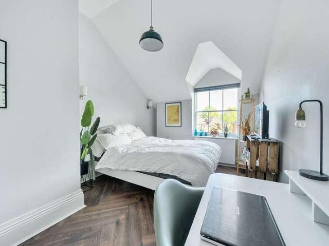 2 bed flat for sale