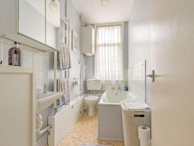 2 bed flat for sale
