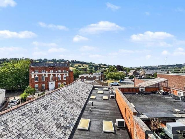 2 bed flat for sale