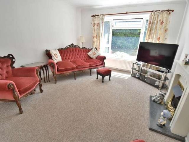 2 bed flat for sale