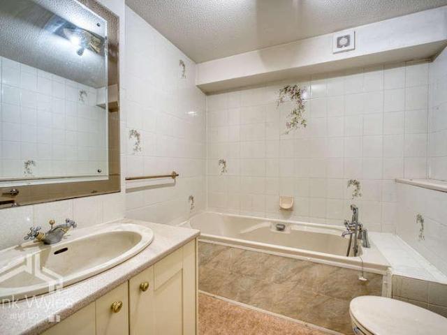 2 bed flat for sale