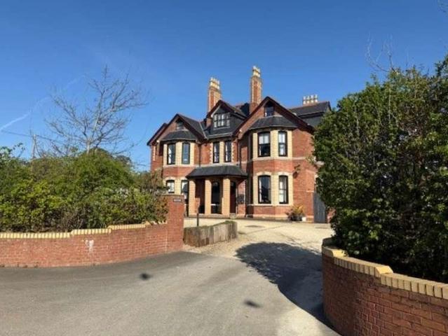 2 bed flat for sale