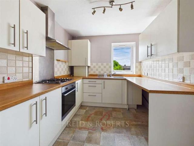 2 bed flat for sale