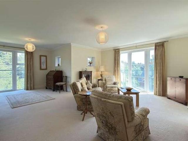 2 bed flat for sale
