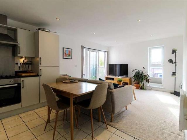 2 bed flat for sale