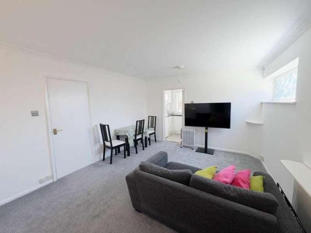 2 bed flat for sale