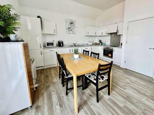 2 bed flat for sale