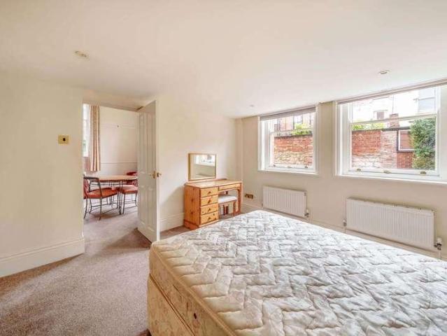 2 bed flat for sale