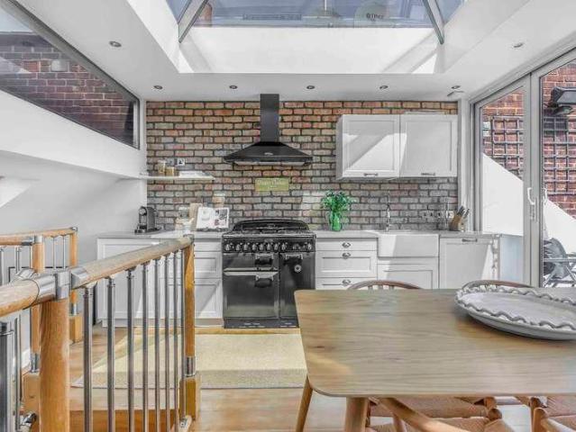 2 bed flat for sale
