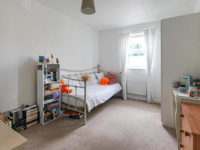 2 bed flat for sale