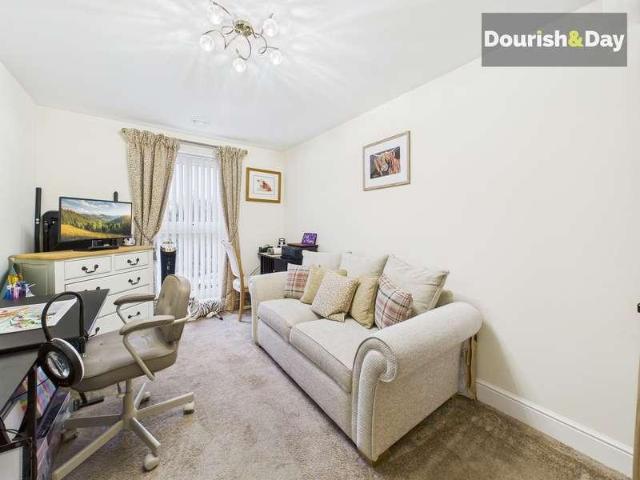 2 bed flat for sale