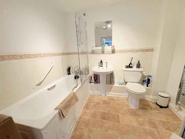 2 bed flat for sale