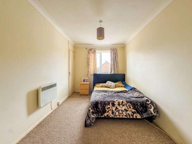 2 bed flat for sale