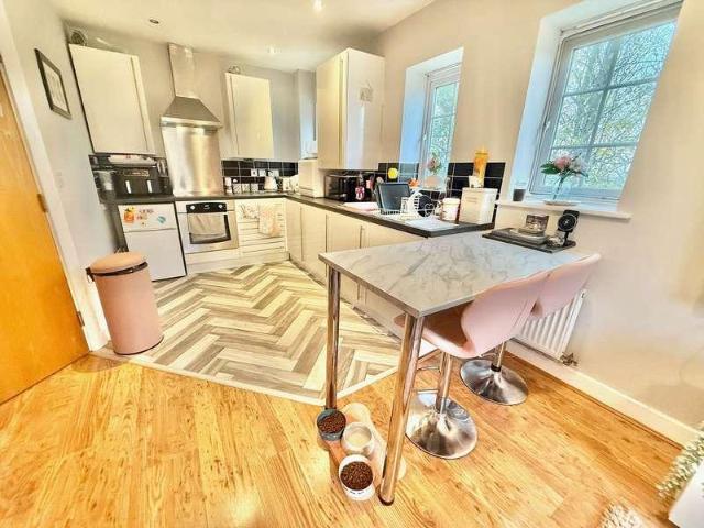2 bed flat for sale