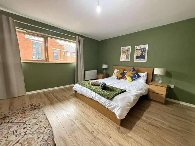 2 bed flat for sale
