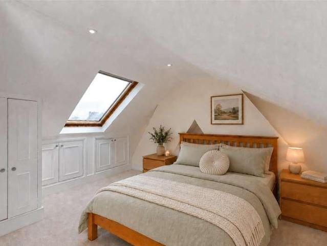 2 bed flat for sale