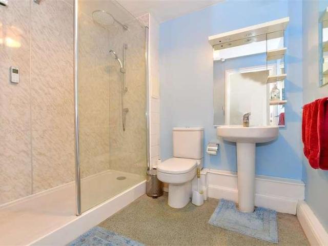 2 bed flat for sale