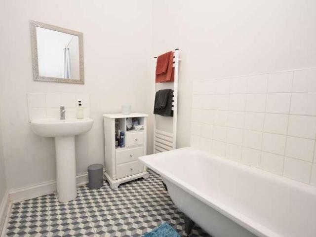 2 bed flat for sale