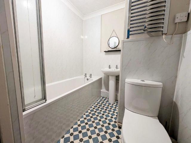 2 bed flat for sale